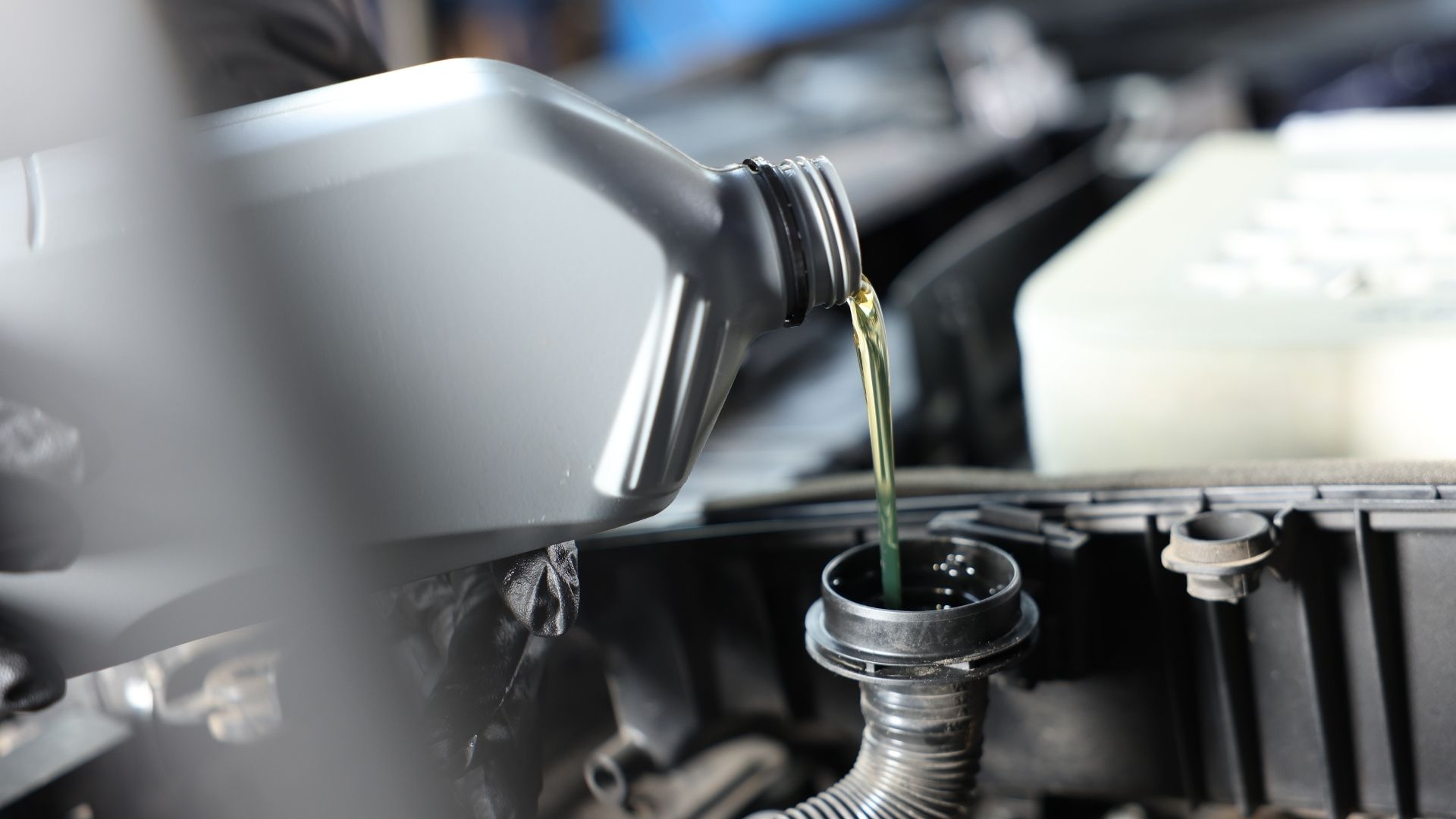 Gias Car Battery Dubai | Professional Engine Oil Change